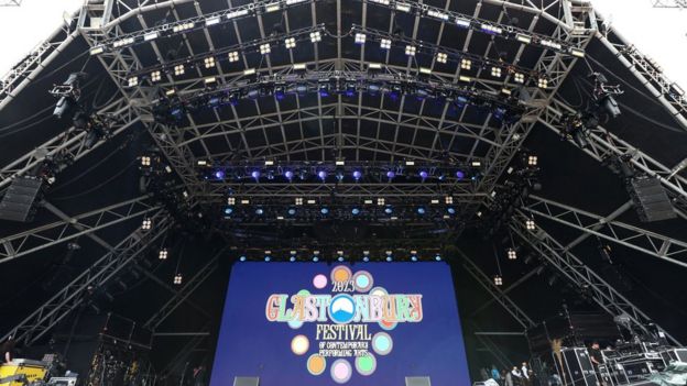 Glastonbury: NHS workers prepare for Pyramid Stage set - BBC News