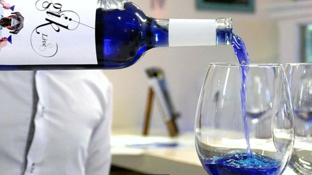 Vinho azul: a criação com que espanhóis tentam revolucionar mercado de ...