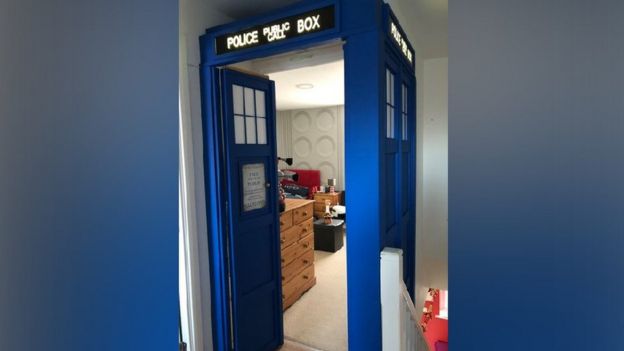Dr Who: Newport police box gets Tardis makeover - BBC News