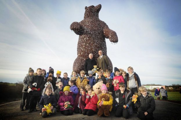 Bear sculpture to honour John Muir unveiled in Dunbar - BBC News