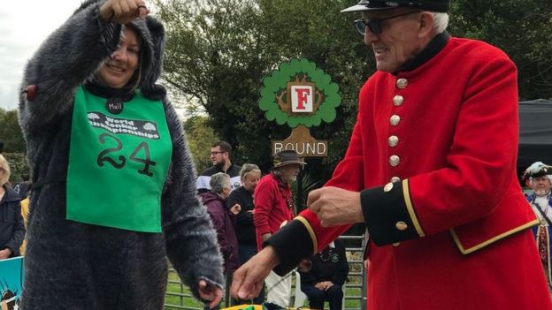 World Conker Championship 'king' and 'queen' crowned - BBC News