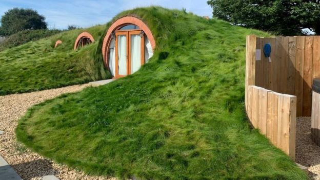 Derbyshire: Hobbit-style glamping pods in Hognaston approved - BBC News