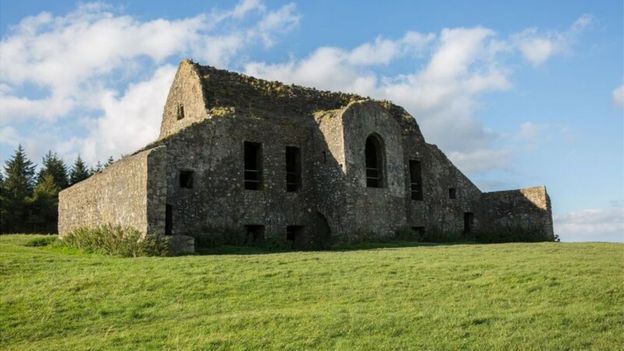 Digging up the truth about the notorious hellfire clubs - BBC News