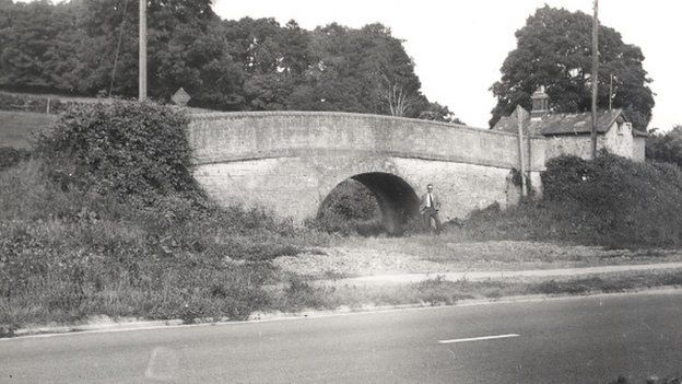 In pictures: Changing face of Britain's canals - BBC News