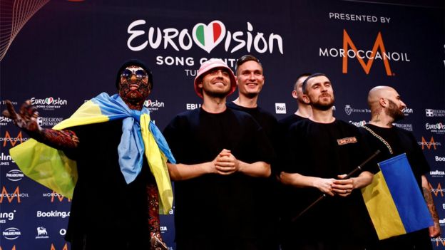 Eurovision 2023: Ukraine chooses Tvorchi from bomb shelter - BBC News