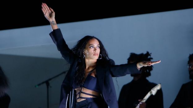 Solange shines at London's Lovebox - BBC News