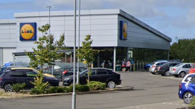 Merthyr: Robber douses Lidl staff and customers in fuel - BBC News