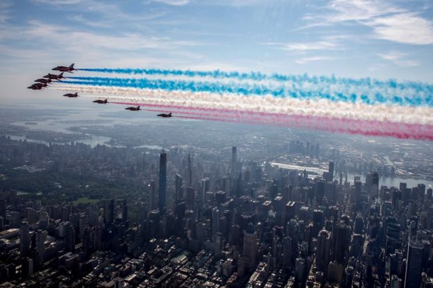 Red Arrows stage display over New York City - BBC News