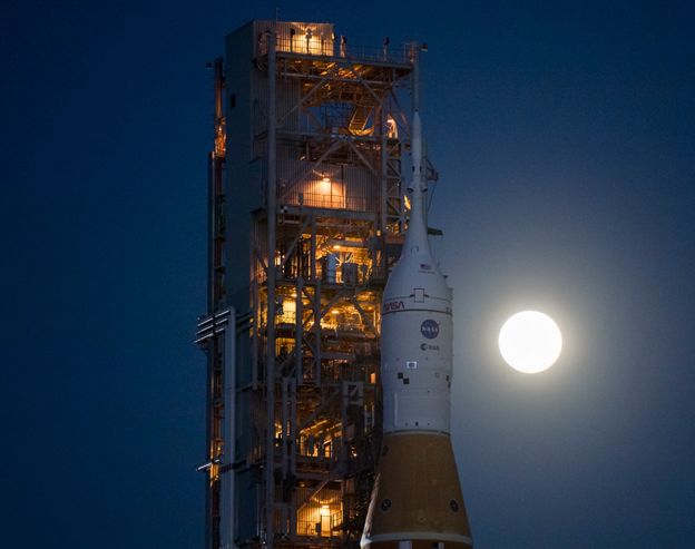 Artemis: Nasa Moon mission gets go-ahead to launch - BBC News