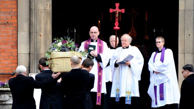 A grave business: The rise of alternative funerals - BBC News