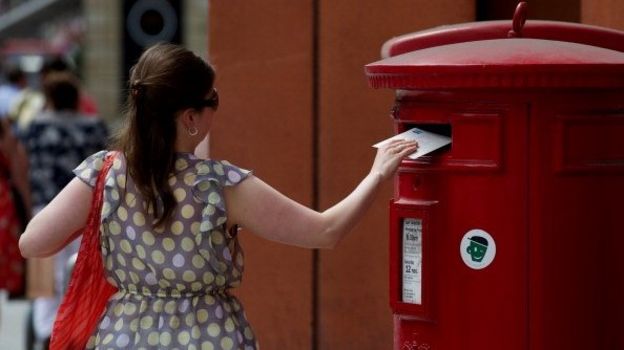 Royal Mail marks 500 years with coach parade in Cardiff - BBC News