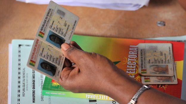 Le Sénégal lance la carte d'identité Cédéao - BBC News Afrique