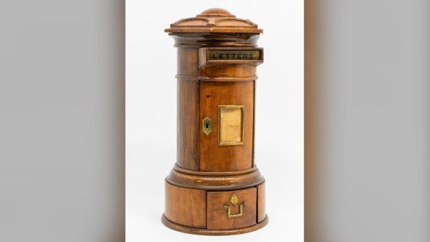 Queen Victoria's postbox unearthed in Surrey cottage - BBC News
