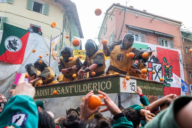 In pictures: The battle of the oranges - BBC News