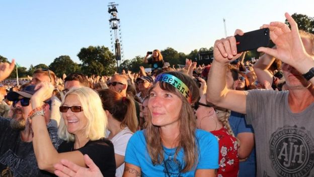 Pictures: Ed Sheeran plays first Ipswich homecoming gig - BBC News
