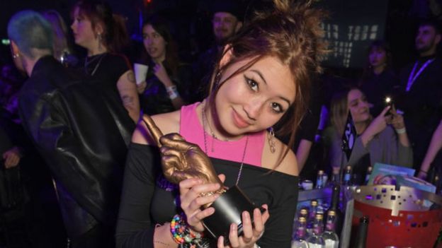 Beabadoobee: The 1975 taught me how to cope with fame - BBC News