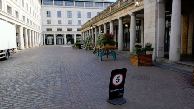 Coronavirus: Pictures show London's empty streets - BBC News