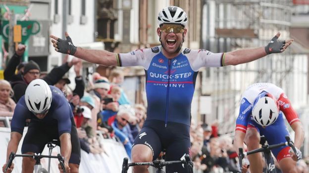 Mark Cavendish robbery trial hears phone was not defendant's - BBC News