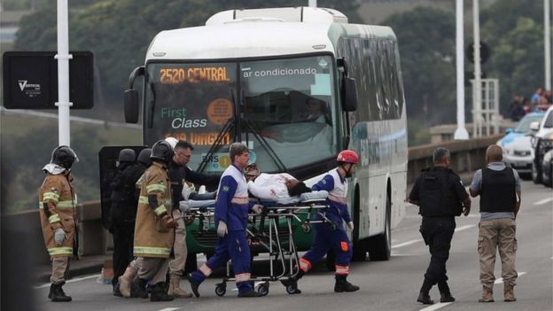 Sequestro na ponte Rio-Niterói tem final distinto de tragédia do ônibus ...