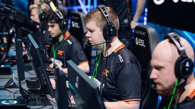 Why Fnatic is giving fans a chance to part-own the team - BBC News