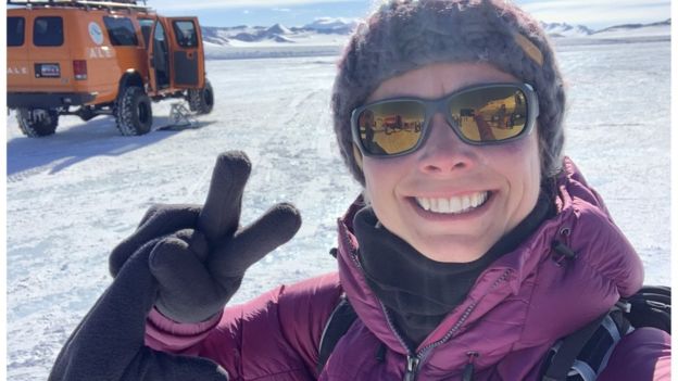 Antarctic-South Pole: Wendy Searle's solo ski record bid - BBC News