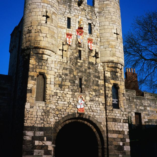 Cash to preserve York's medieval city walls - BBC News