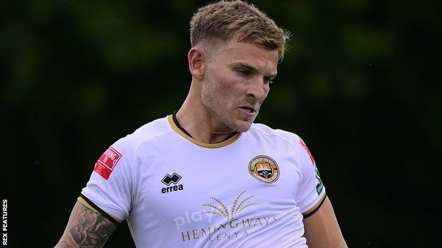 Truro City go top of table after 1-0 Hartley Wintney win - BBC Sport