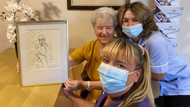Johnny Vegas sends artwork to St Helens care home to thank staff - BBC News