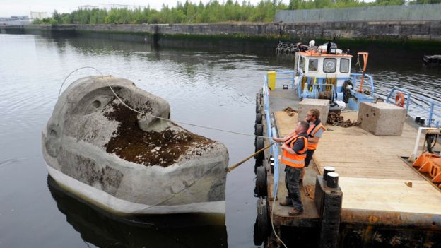 Floating Head sculpture returns to the Clyde after 33 years - BBC News