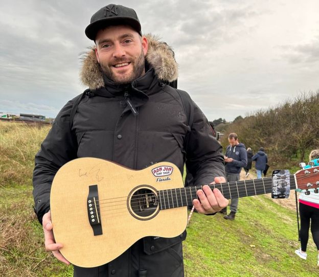 Ed Sheeran: Singer films music video on Lowestoft beach - BBC News