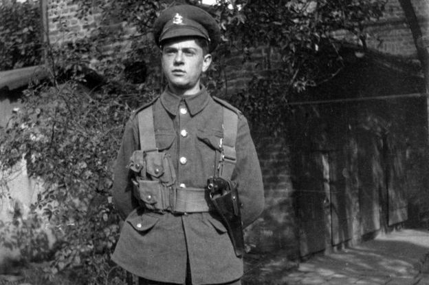 Photos reveal 'fascinating snapshot' of WW1 aftermath - BBC News