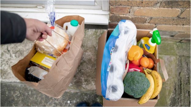 Coronavirus: Supermarkets prioritise deliveries to vulnerable - BBC News