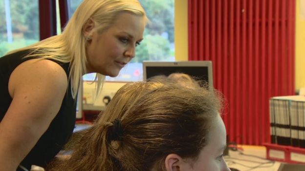 Scottish teacher numbers rise by more than 500 - BBC News
