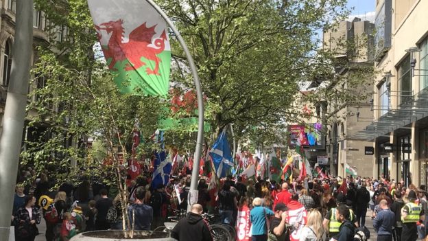 Welsh independence rally brings large crowds out in Cardiff - BBC News