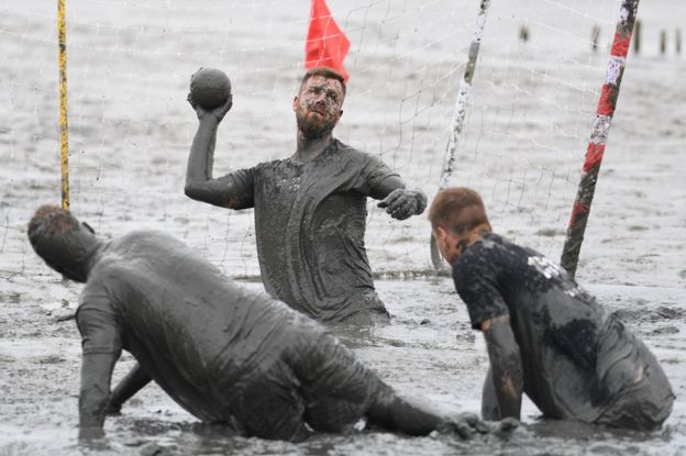 Germany Mud Olympics: Competitors get caked at annual event - BBC News