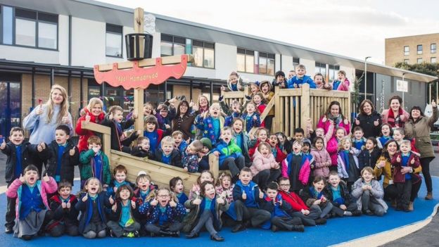 Yr ysgol gyntaf i arwyddo cod sy’n parchu gwallt affro - BBC Cymru Fyw