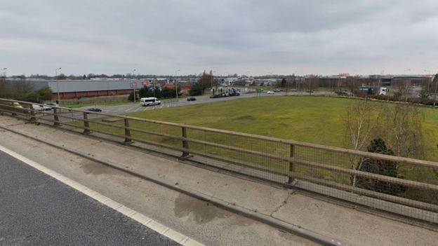 Hardwick: Man in 70s dies after crash on roundabout - BBC News