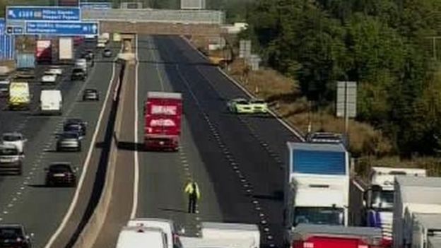 Man killed after M1 crash near Milton Keynes - BBC News