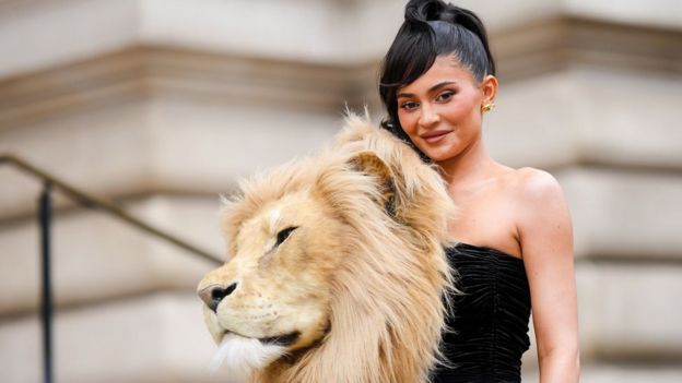 Doja Cat turns heads in red body paint and 30,000 crystals at ...