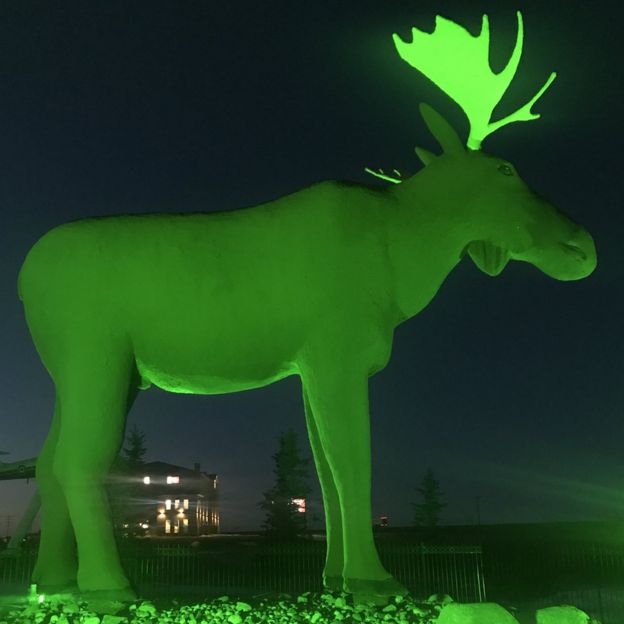St Patrick's Day sees global landmarks go green - BBC News