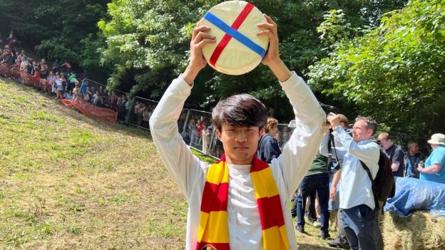 Cheese rolling race: Hundreds compete in Coopers Hill event - BBC News