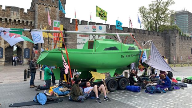 Extinction Rebellion: Cardiff protesters end road blockage - BBC News