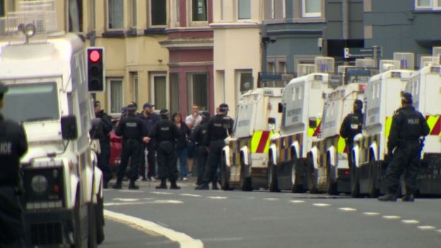 Belfast bonfires: Police protection for removal teams - BBC News