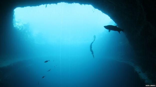 Freediving: The lure of the deep - BBC News