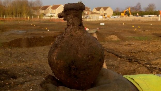 'Only complete' 1,700-year-old Roman egg at Aylesbury dig - BBC News