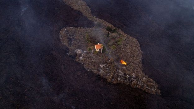 Canary Islands volcano: 'Miracle house' escapes lava - BBC News