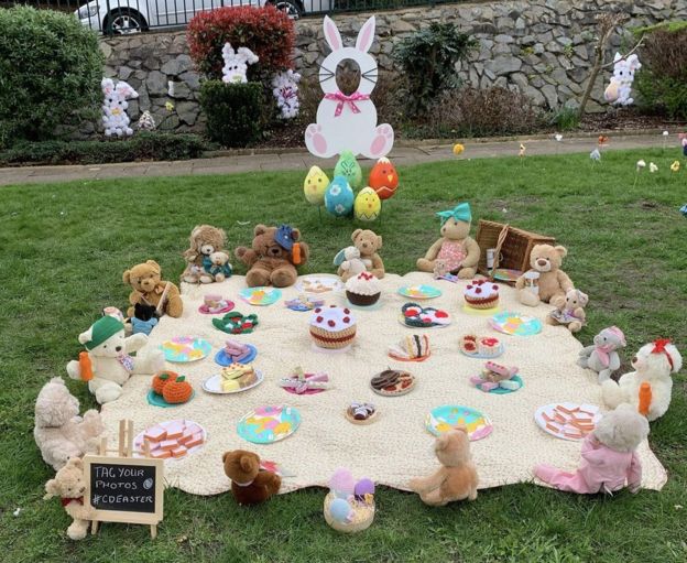 Easter knitted displays 'bring cheer and happiness' - BBC News
