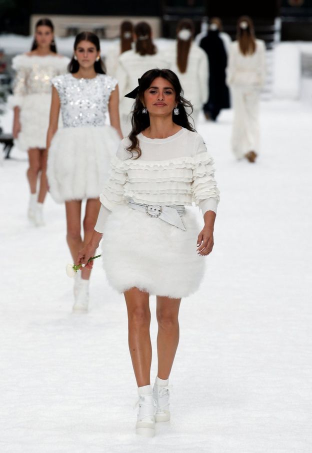 Chanel showcases last Karl Lagerfeld collection at Paris Fashion Week ...