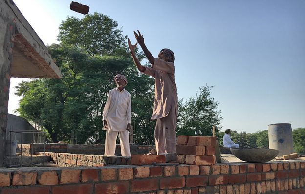 Crossing Divides: Hindus and Sikhs help build a mosque in India - BBC News