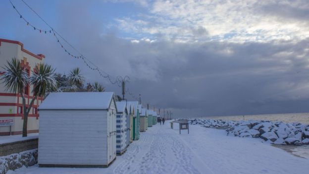 Snow scenes: Wintry photographs from across England - BBC News